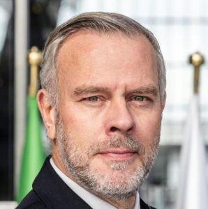 Voormalig NAVO-topmilitair Rob Bauer sluit zich aan bij Deloitte ...